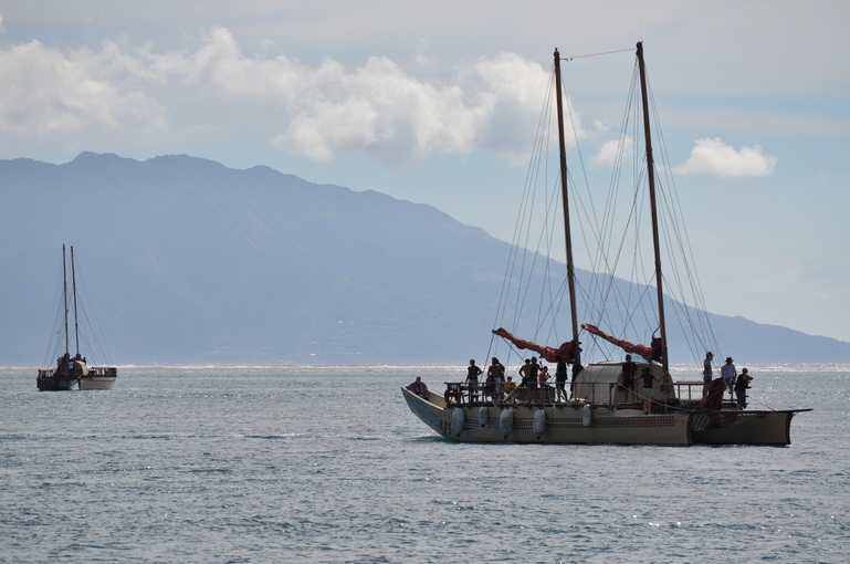 Une pirogue des Iles Cook rejoint Faafaite aux jardins de Paofai
