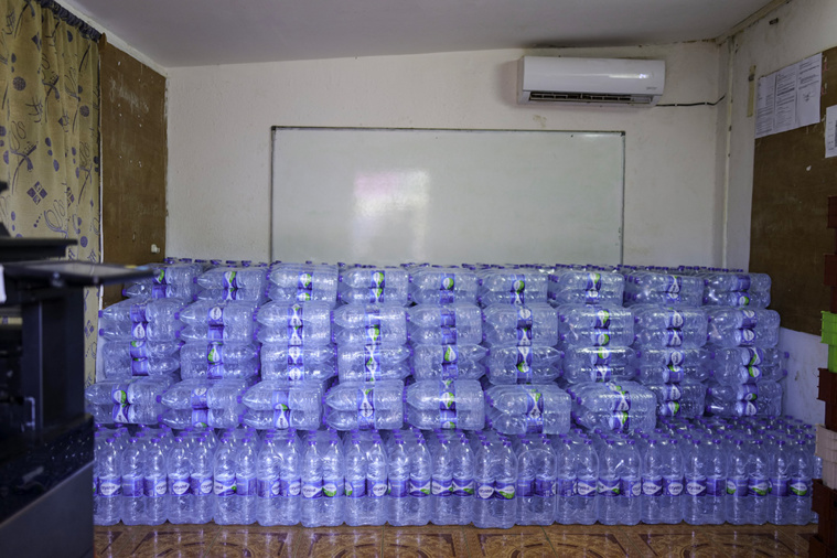 La distribution générale d'eau en bouteille a commencé à Mayotte