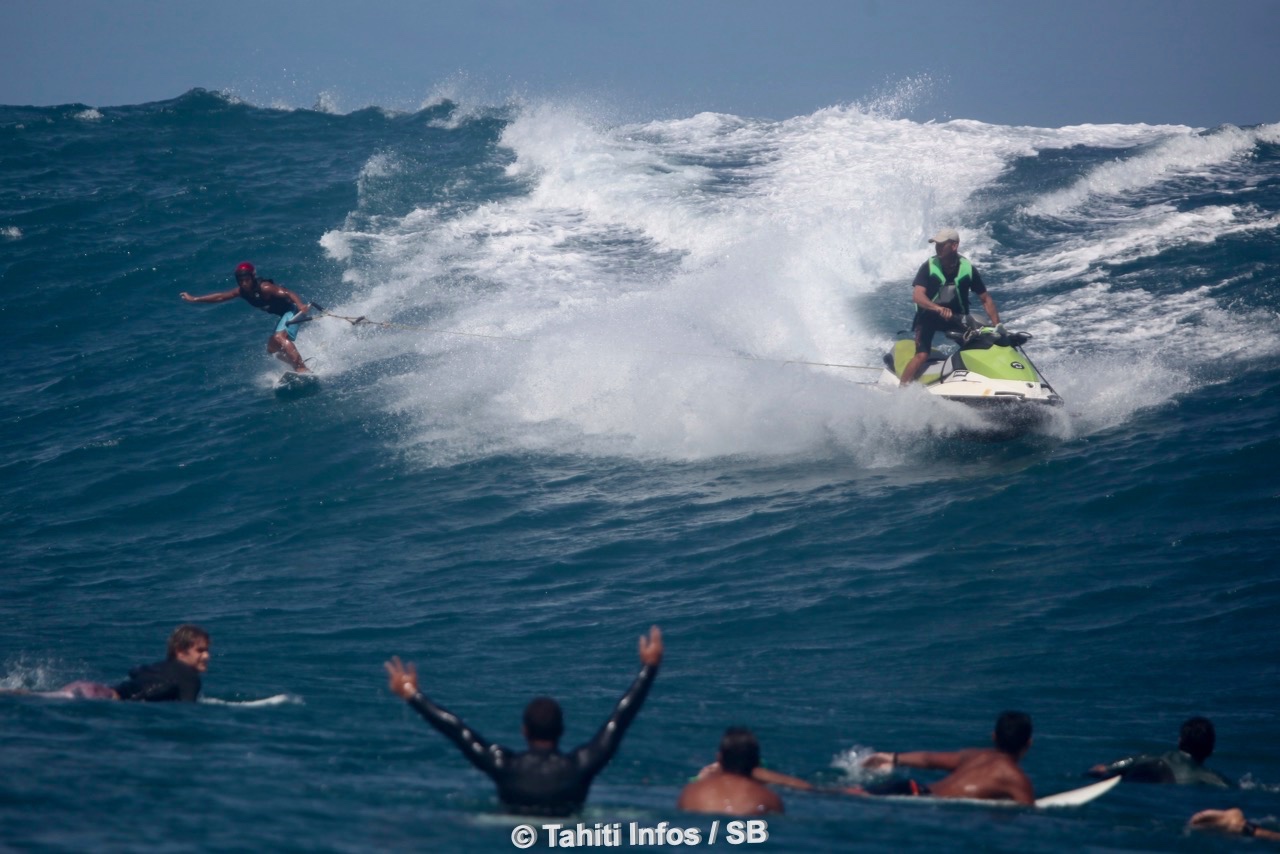Session de folie à Teahupo'o