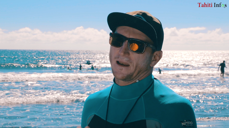 Marama Vahirua avec l'école de surf de Steven Pierson