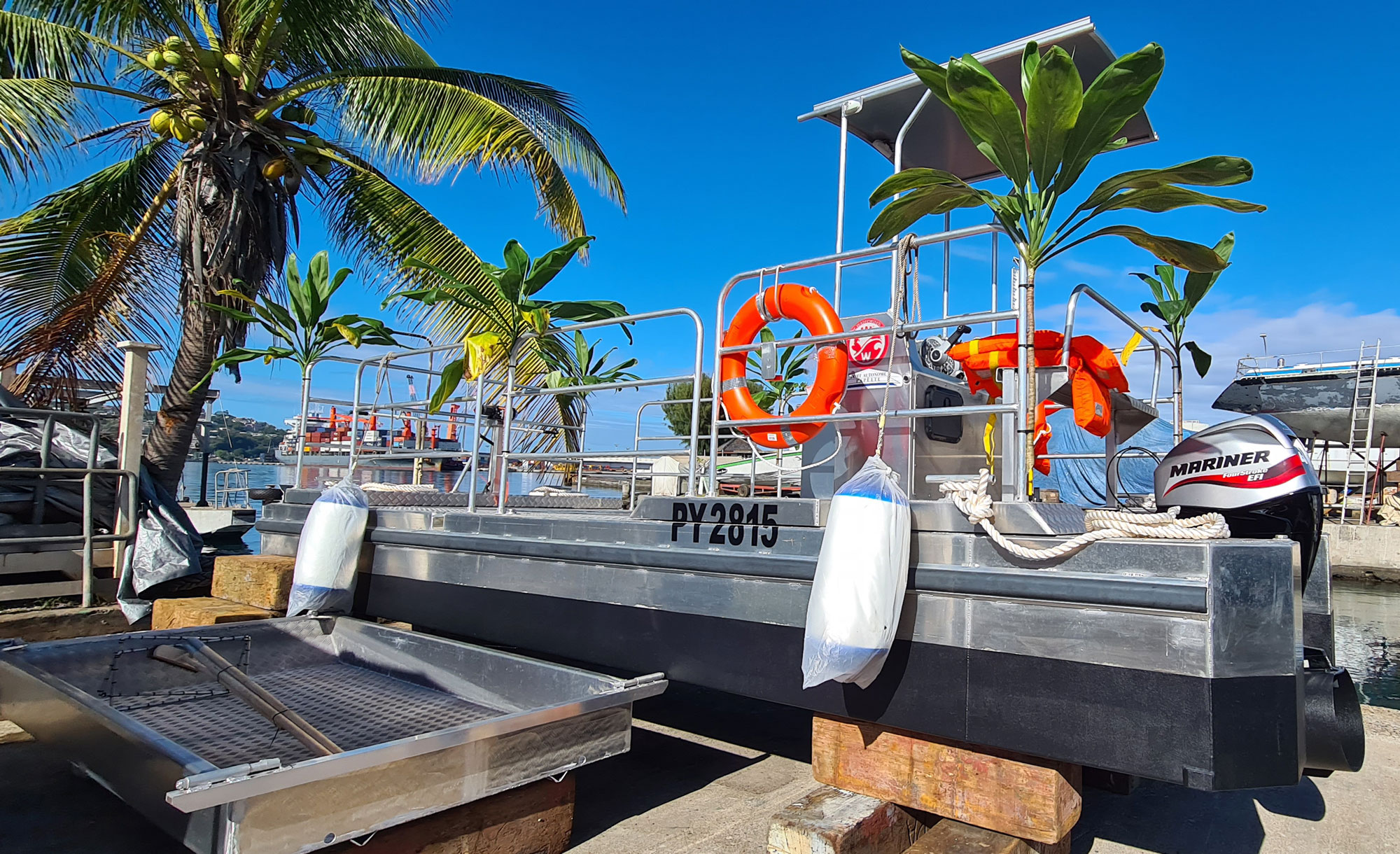 Le Vaima II prêt à nettoyer la rade de Papeete