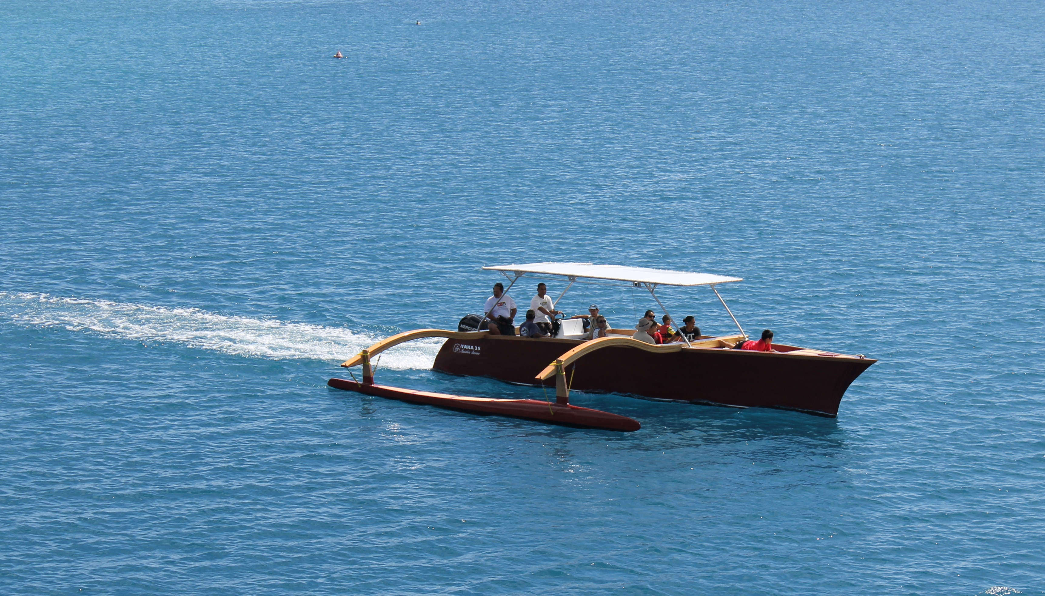 Tout droit sorti des chantiers de Raiatea Marine : un second va’a ...