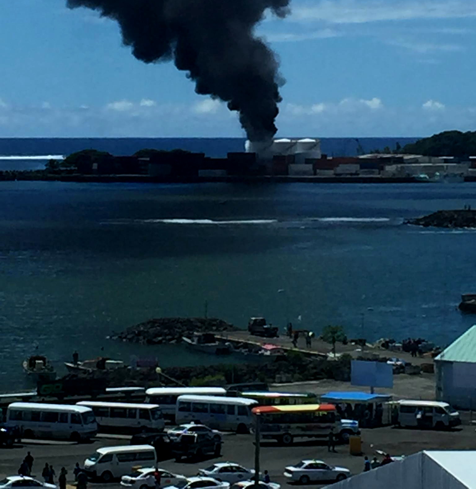 Samoa: Spectaculaire incendie au dépôt de carburant d’Apia